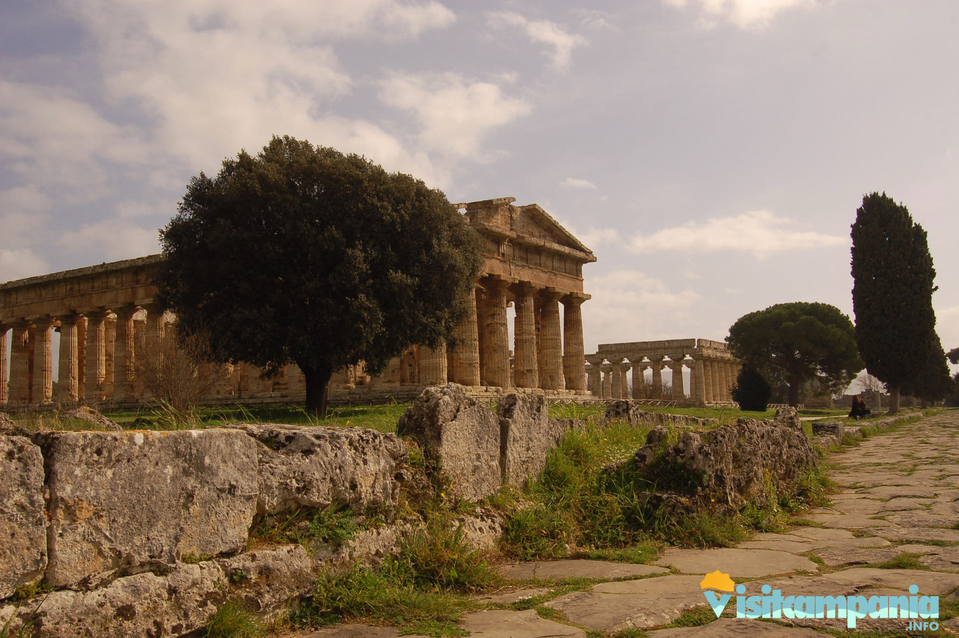 Archaeological areas, museums, monuments, historic buildings ...